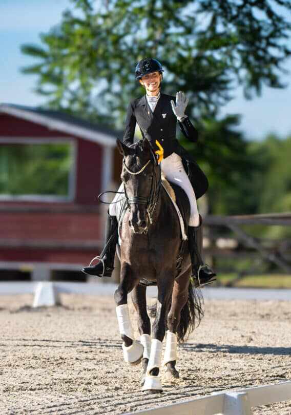 Simone Pearce and ‘Queen’ claim second victory - Equestrian Life